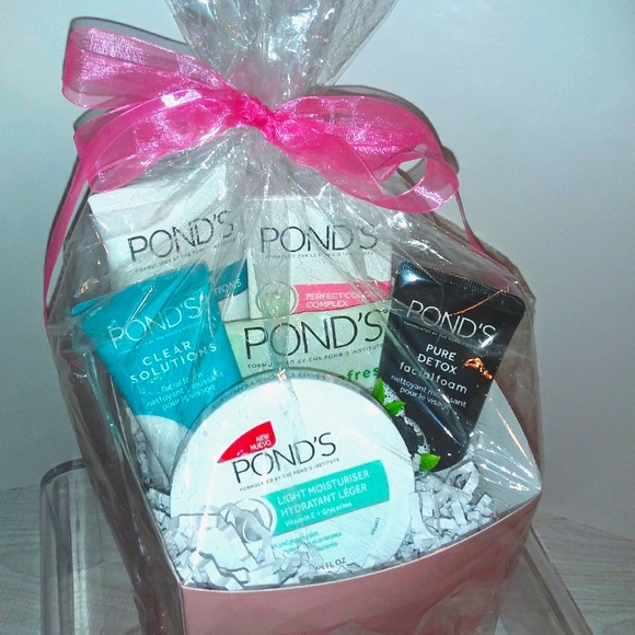 Pond's | Skincare | Ponds Gift Set | Poshmark
